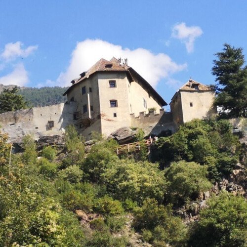 Guided hiking tour to the castle "Juval" of the extreme mountain ...